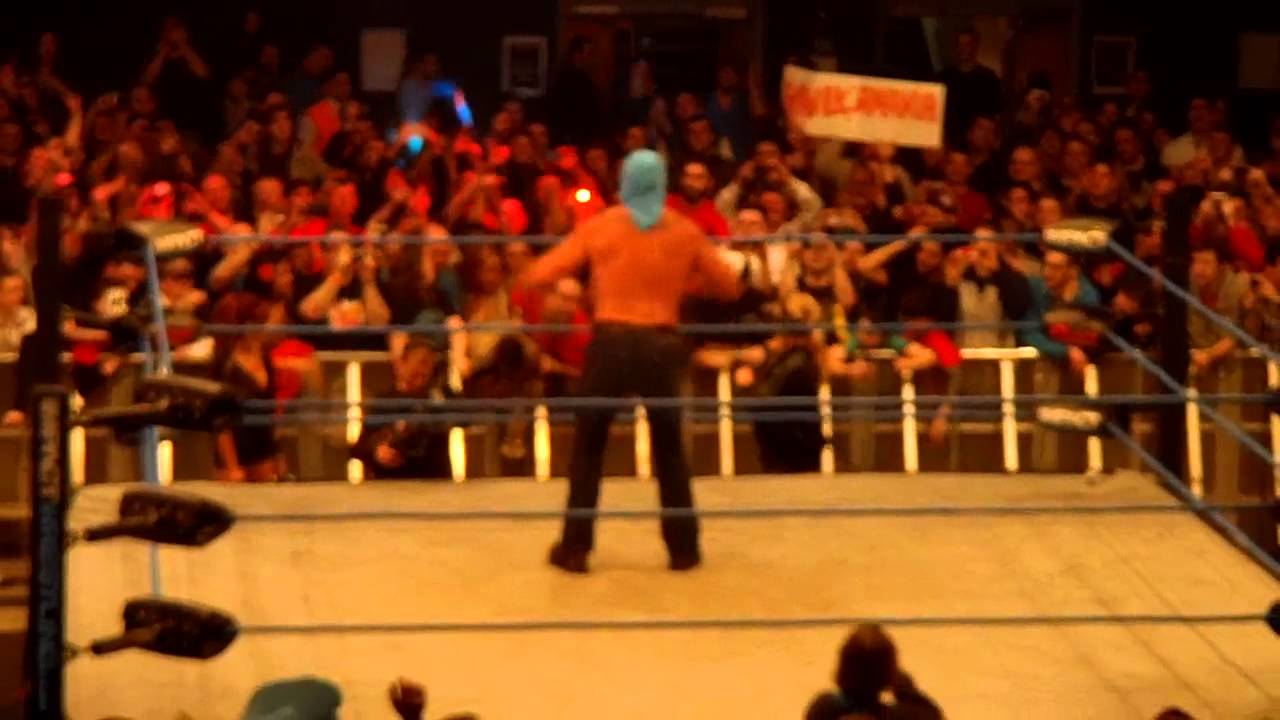Hulk Hogan poses tna wembley arena 2012 - YouTube