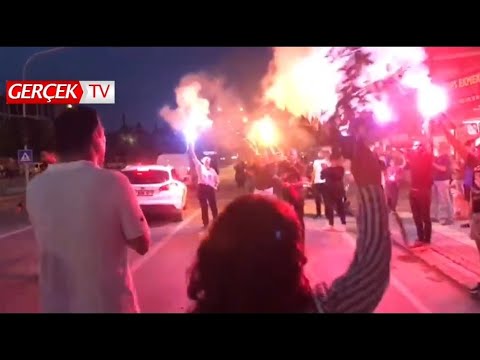 Erkan Baş, Can Atalay'a Özgürlük Yürüyüşü'nde meşale ve sloganlar eşliğinde yürüyor!
