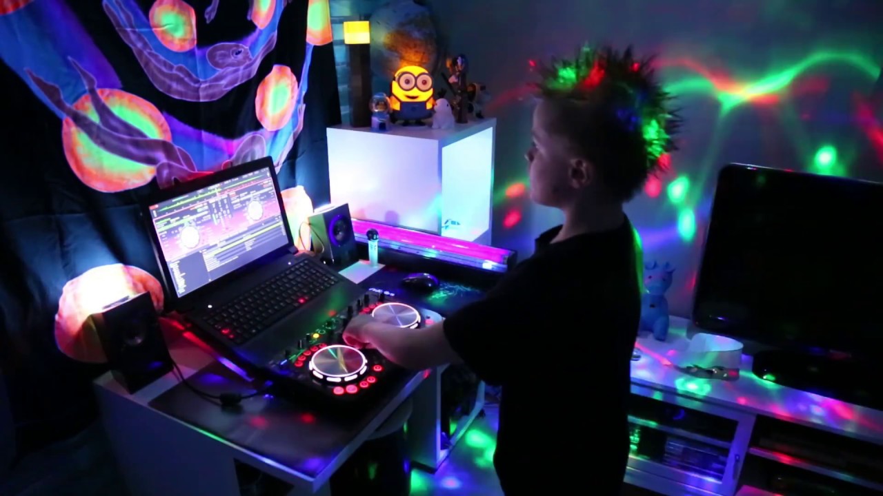 DJ Jimi Vol 2 (8years old DJ) electro mix - YouTube