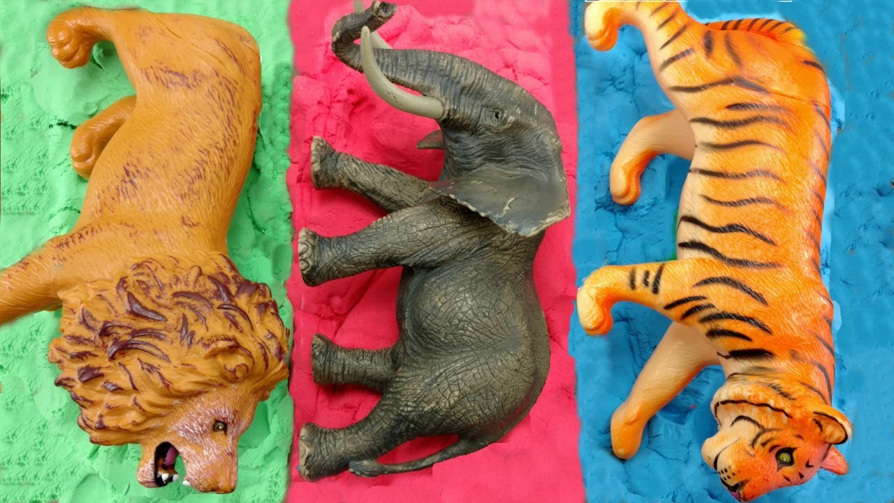 Playing in the Kinetic sand with ZOO Animals Toys/Learn Colors With ...