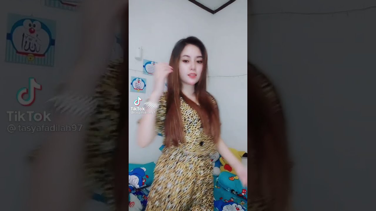 VIRAL DI TIKTOK CEWEK PAKAI DASTER KELIATAN UTING NYA - YouTube