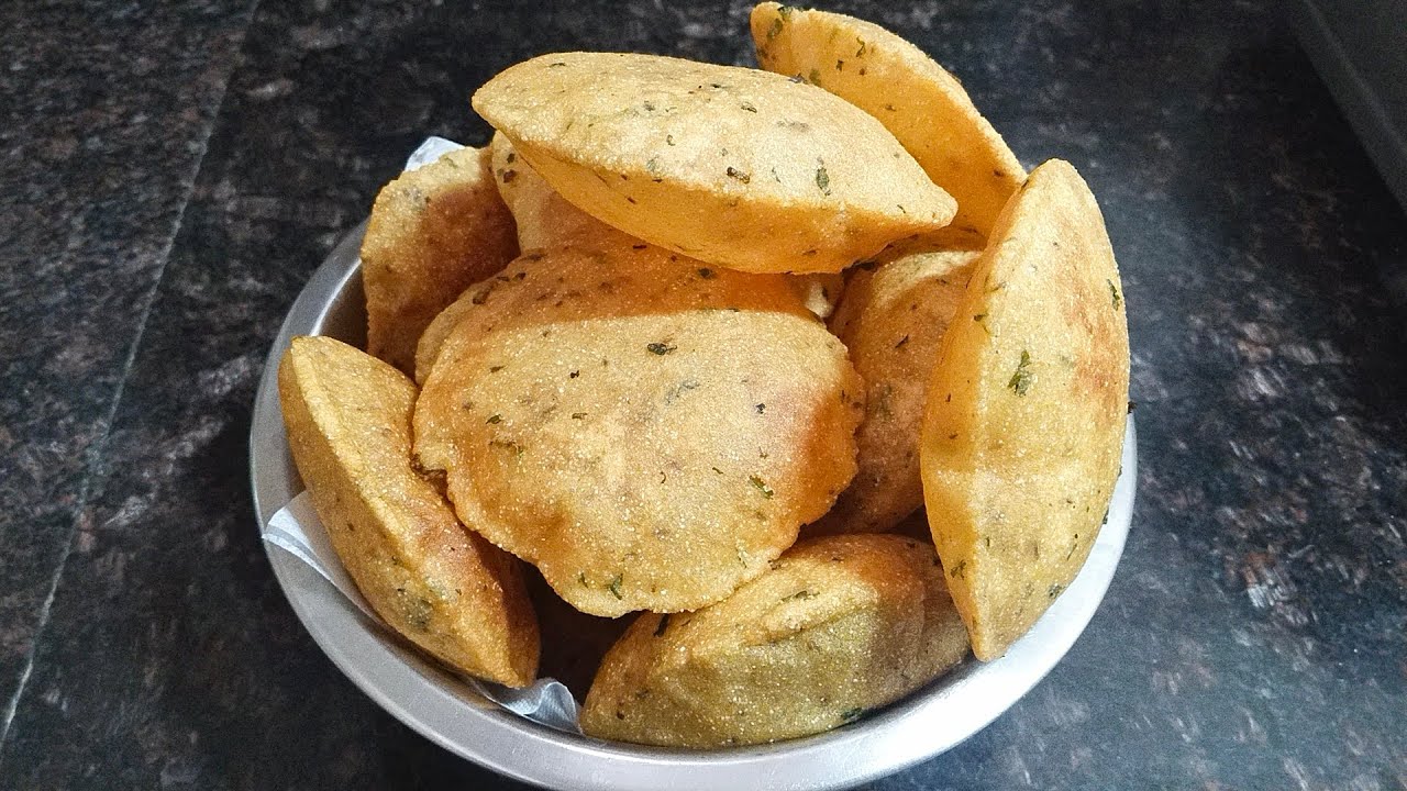 आलू की पूरियां। आलू पूरी बनाने की विधि। aloo masala pooriya । potato ...