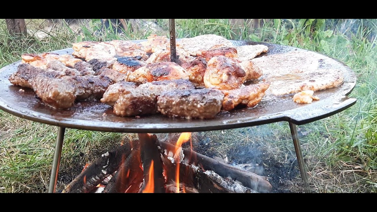 Mititei, pulpe de pui la Disc gratar fonta FM 52 cm www.mrfoc.ro - YouTube