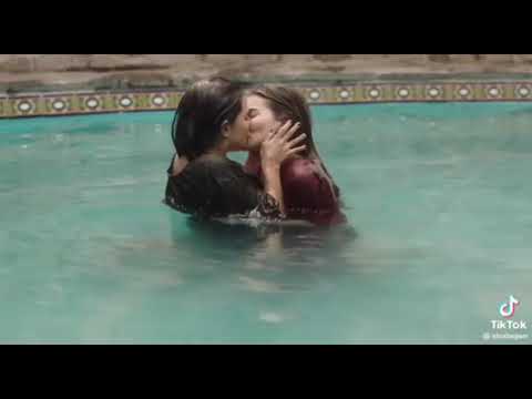 Merly Morello beso lesbico con Alex Béjar