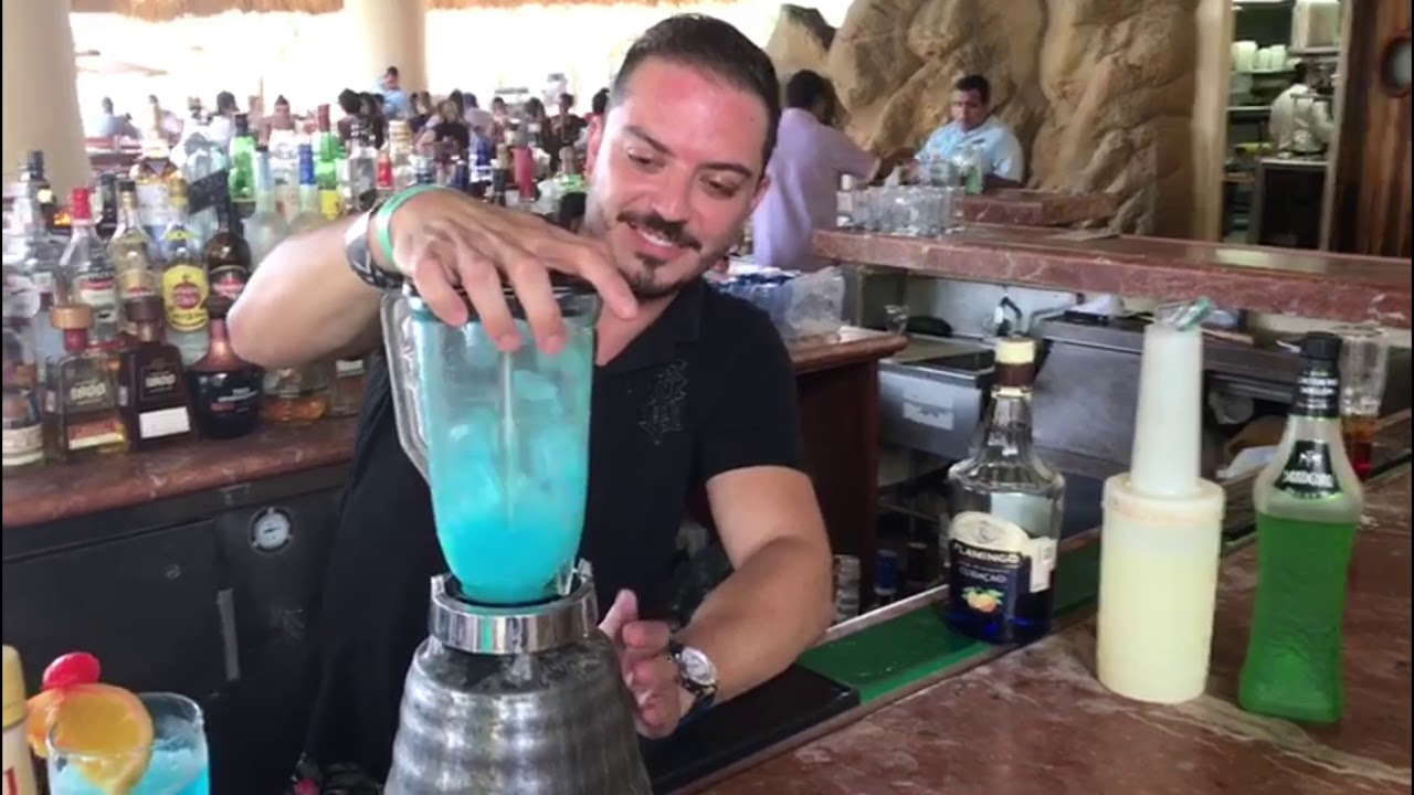 Cómo hacer cocteles azules en casa. Utiliza Curacao y Midori - YouTube