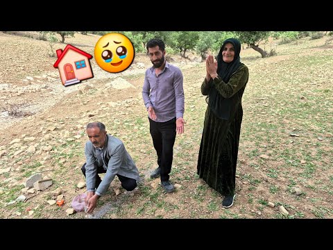 Yıllarca evsiz kaldıktan sonra, büyükanne nihayet bir ev inşa etmeye başladı.