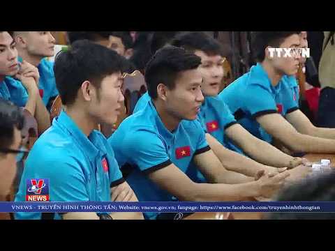 VFF giải trình vụ việc người mẫu bikini trên máy bay, ông Nguyễn Lân Trung xuất hiện trên xe bus