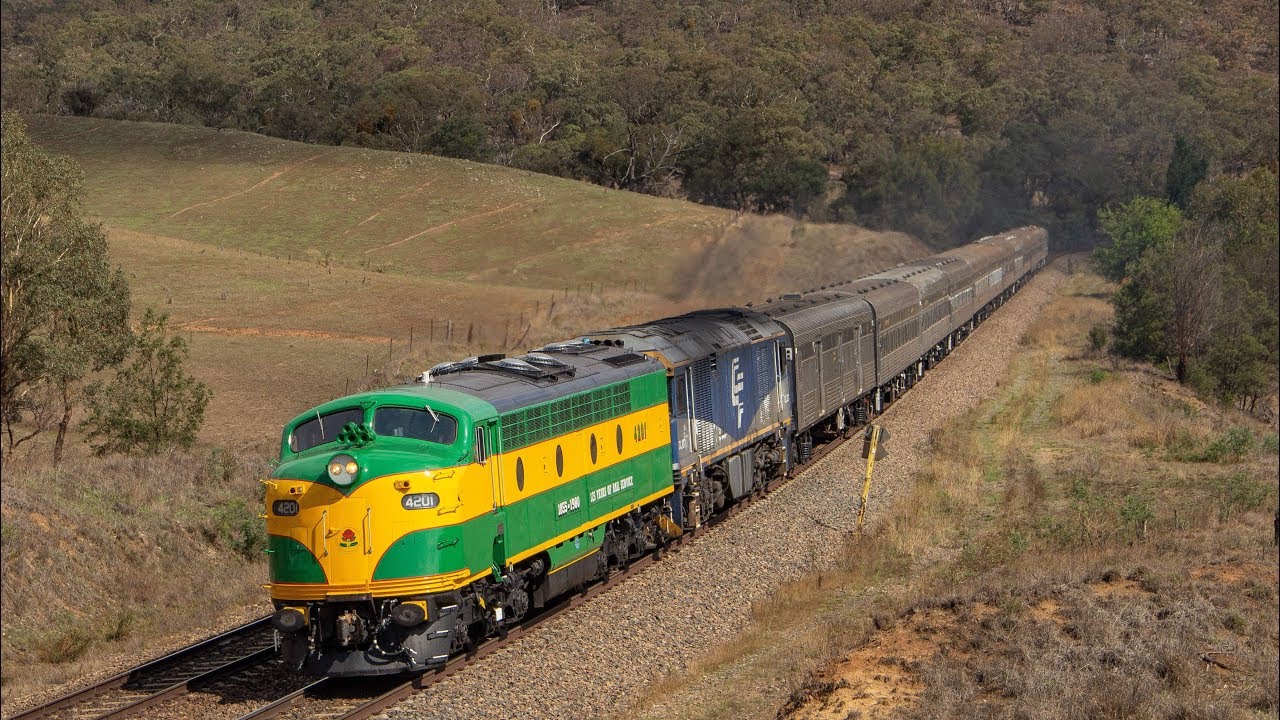 Australian Diesels: Southern Aurora on the Main South - YouTube