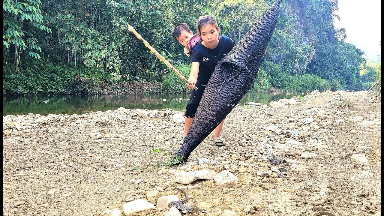 Mother and daughter went fishing - met a scary snake and fell into a ...
