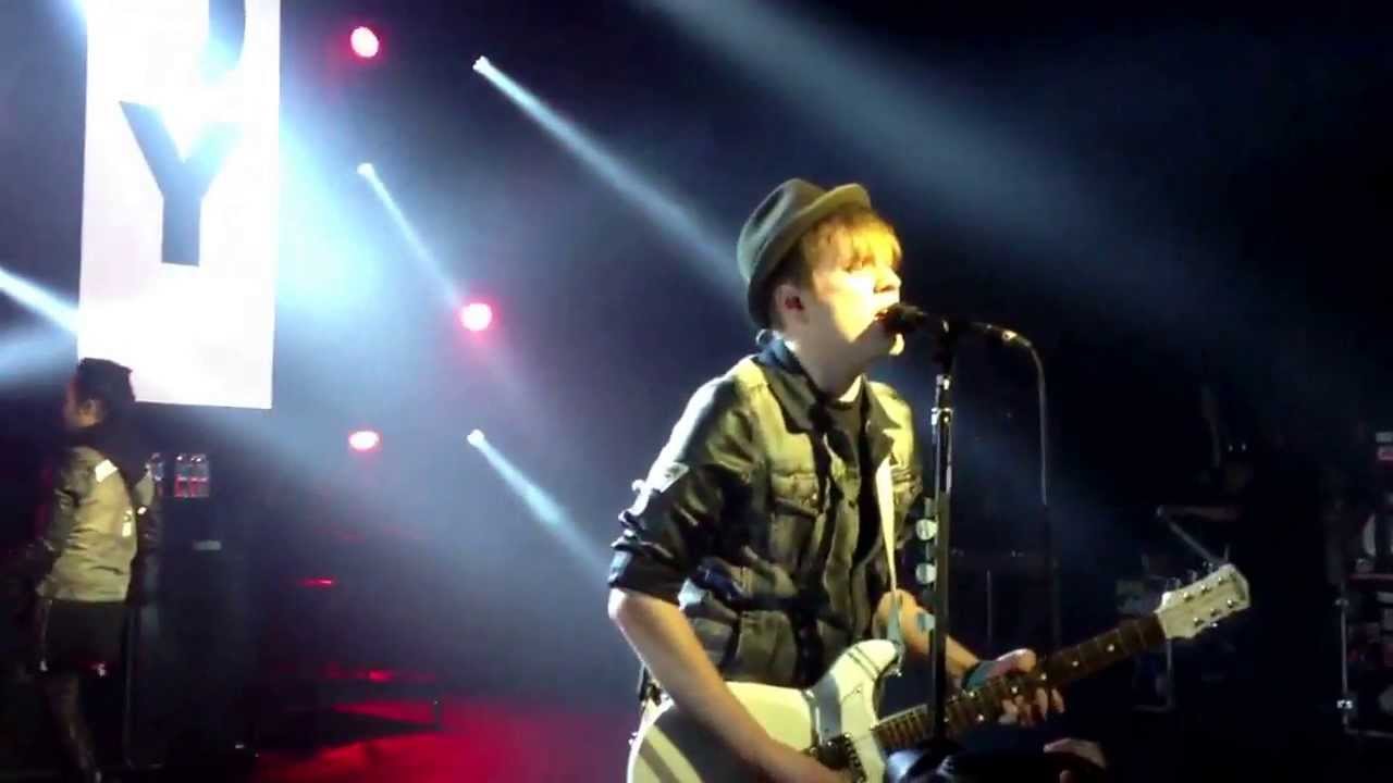 Fall Out Boy- Thriller - YouTube