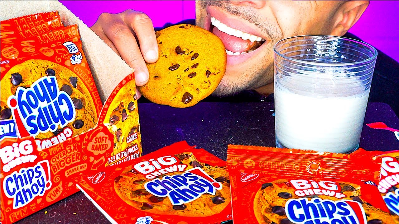 CHIPS AHOY! BIG CHEWY CHOCOLATE CHIP COOKIES WITH MILK EATING CANDY ...