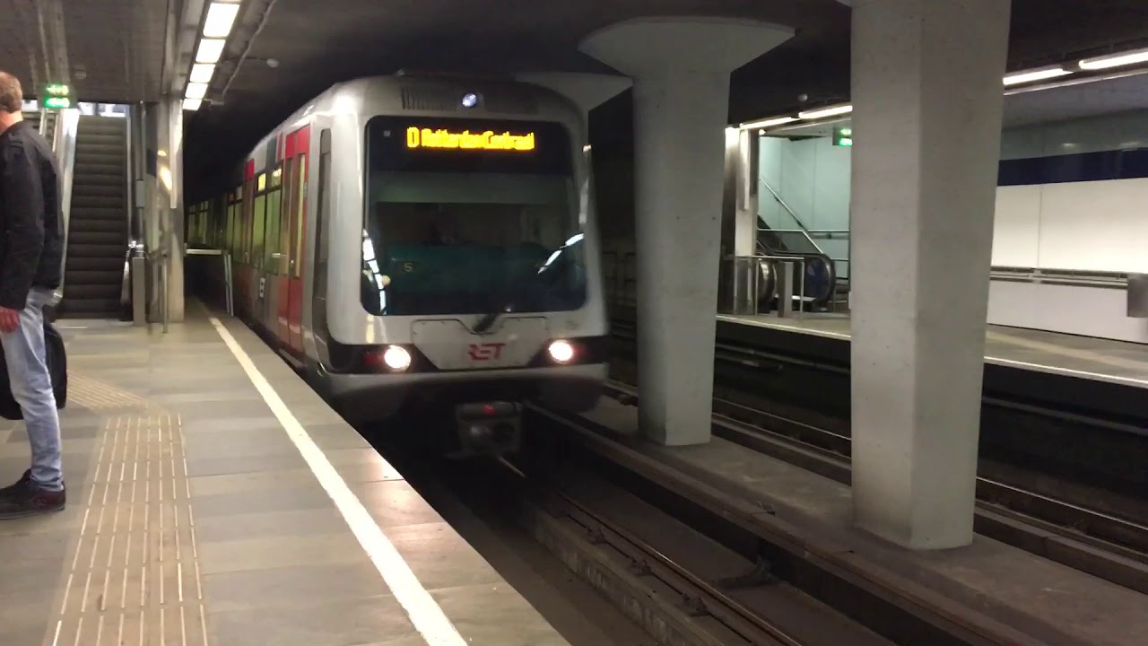 Metro lijn D komt aan op station Leuvehaven - YouTube
