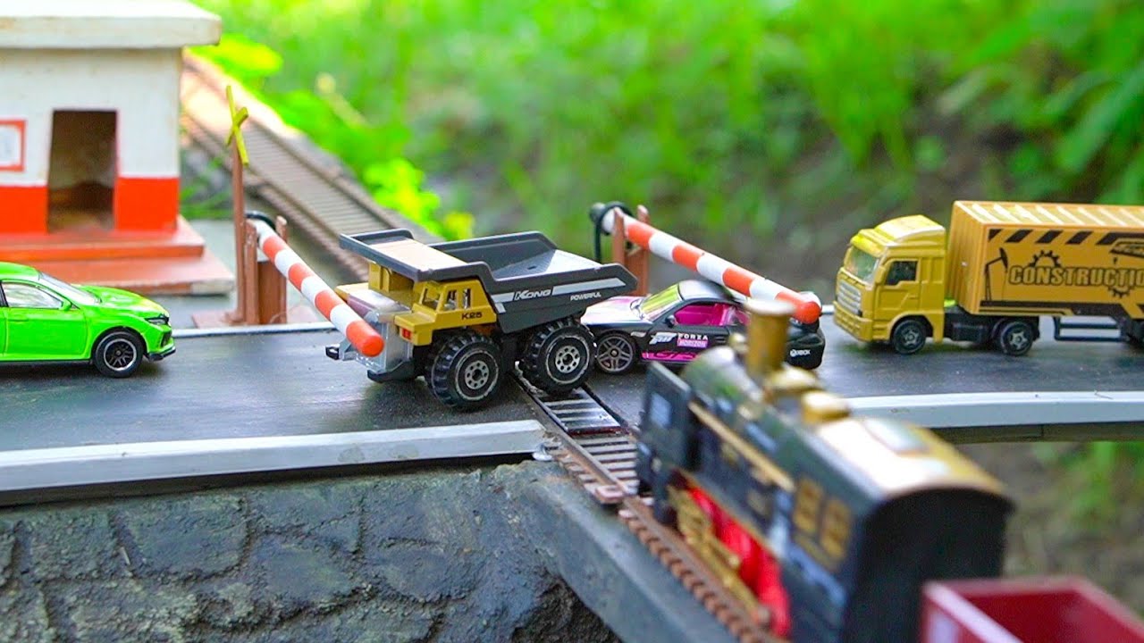 Railking Lokomotive Hits Coal Truck at Railroad Crossing - YouTube