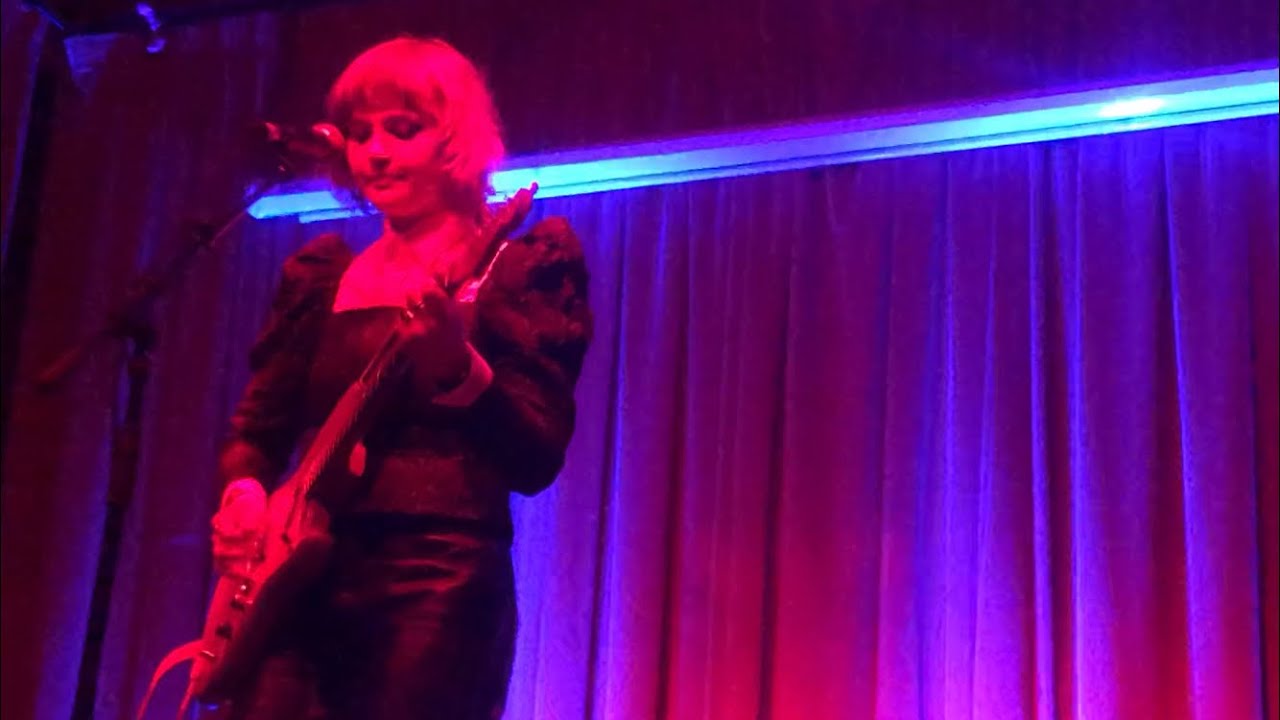 Kate Davis - Dirty Teenager (Live @ Gullivers, Manchester) - YouTube