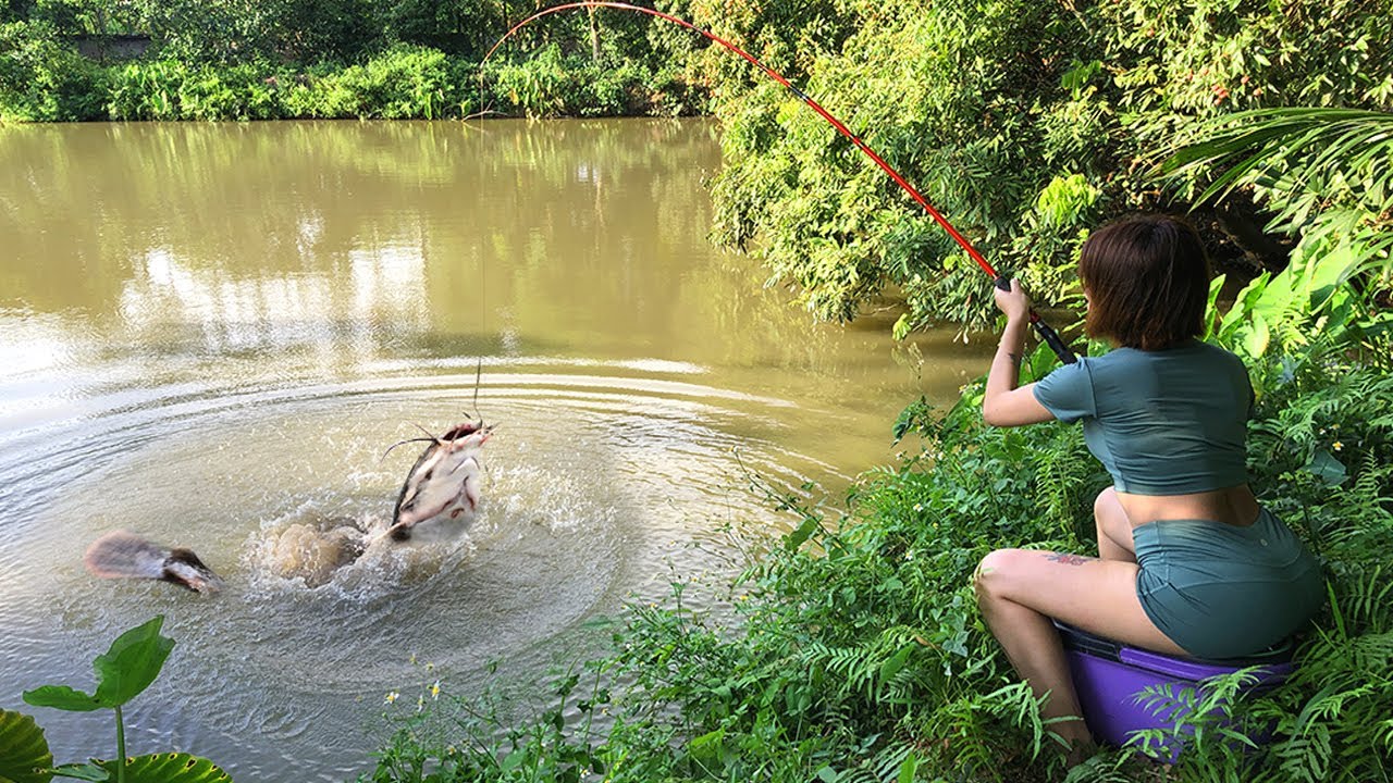 Single Mom Fishing! Super Amazing Fishing Technique, Hunting Big ...