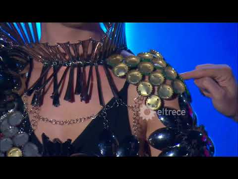 Este vestido te sorprenderá: Está hecho de chapitas de cerveza y cucharas