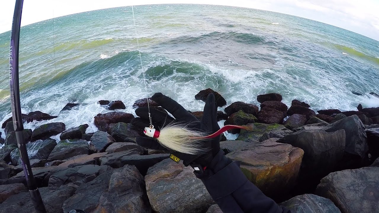 Dusk Bite Bucktailing On the ROCKS - YouTube