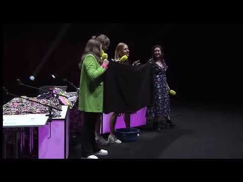 Humor Mujeres aprendiendo a mear como  un hombre