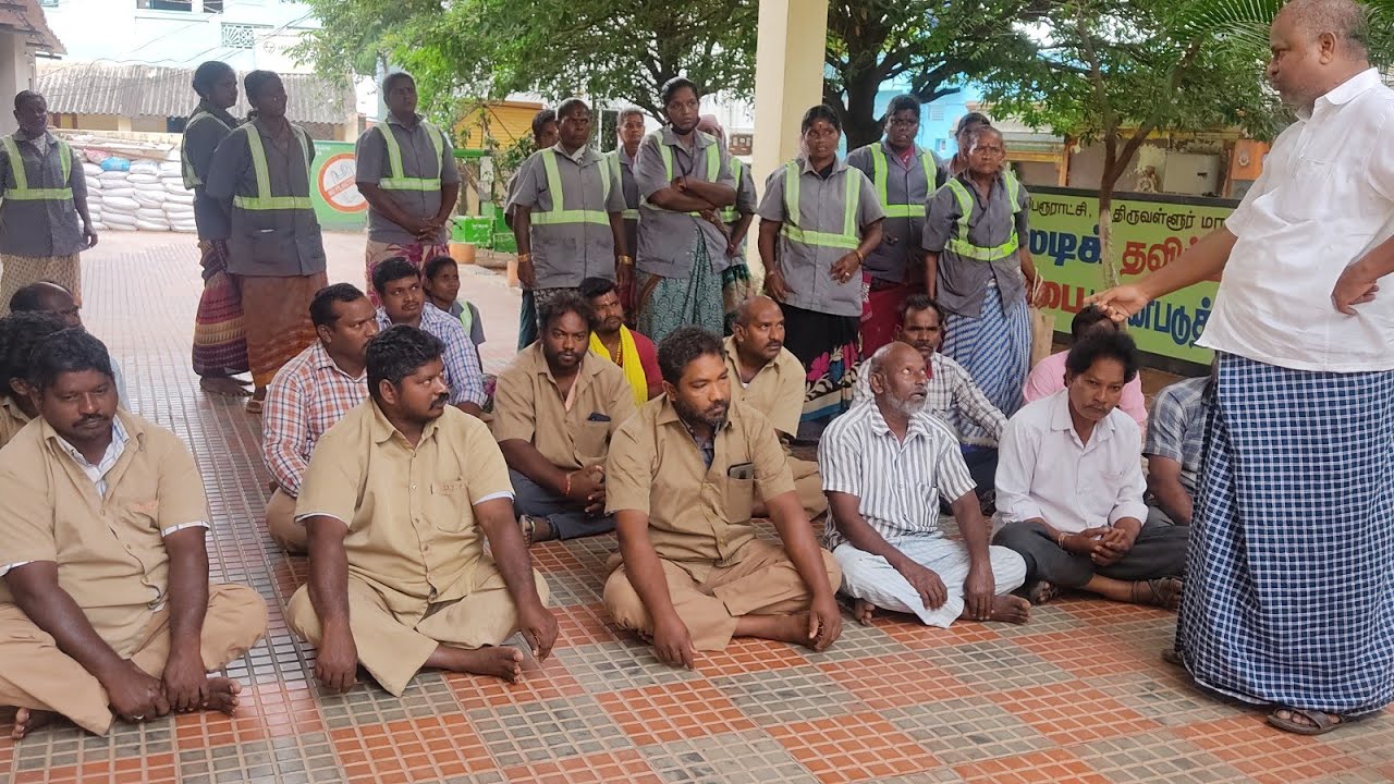 சம்பள பாக்கியை கேட்டு துப்புரவு தொழிலாளர்கள் ஆர்ப்பாட்டம் - Uthukottai ...