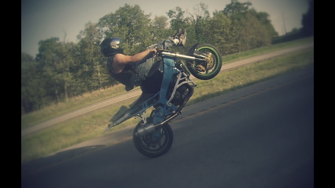04 Ninja 636 Wheelie Practice - YouTube