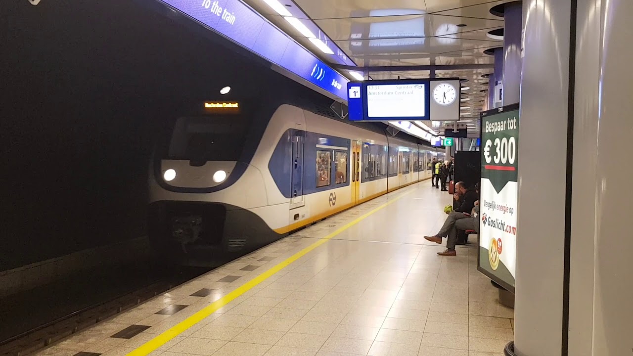 Sprinter vertrekt van station Schiphol - YouTube