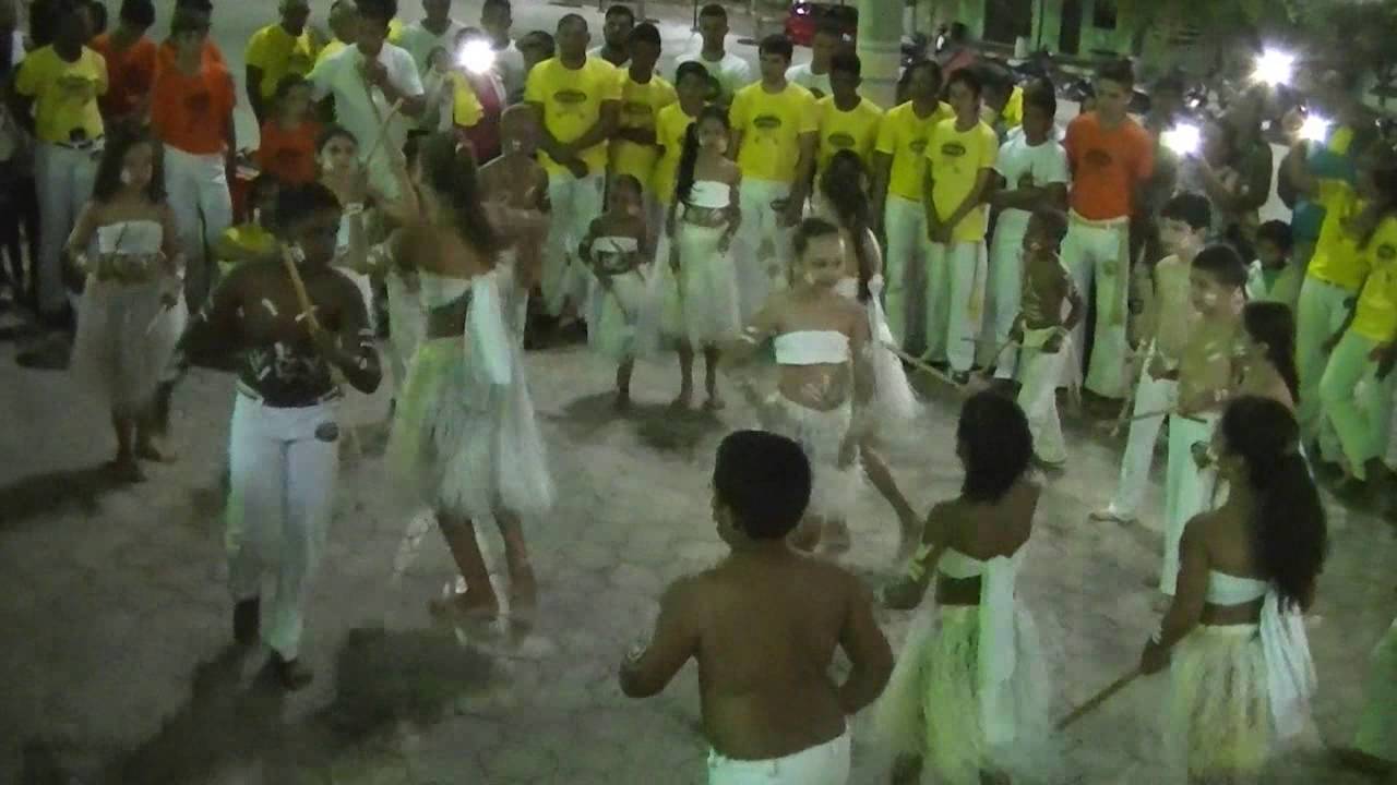 Maculelê entre Crianças - Capoeira também é dança - Bahia - YouTube