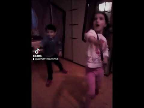 Əmi oğlu, əmi qızının hind rəqsi.