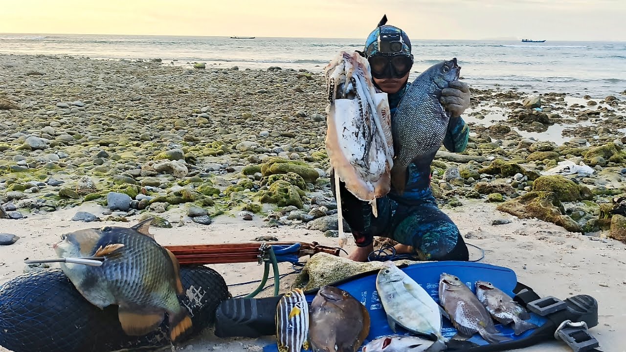 CAMPING BERBURU CUMI MONSTER, KEPITING DI LAUT EXTREME | BAKAR & MASAK ...