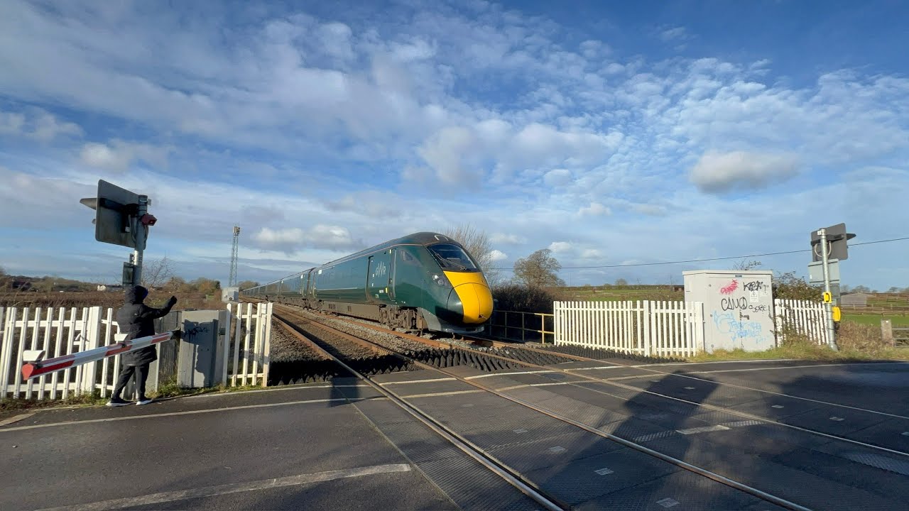 Purton Collins lane level crossing - YouTube