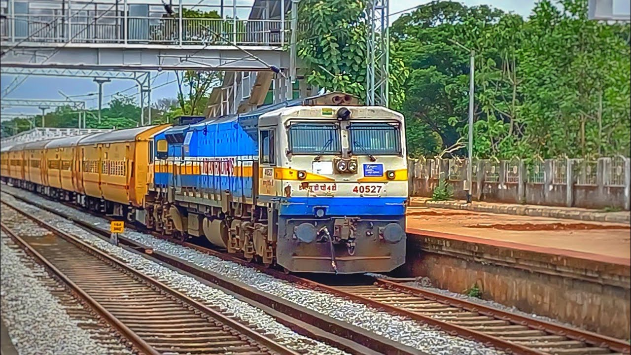 11003 Dadar - Sawantwadi Road Tutari Express arrival at Vaibhavwadi ...