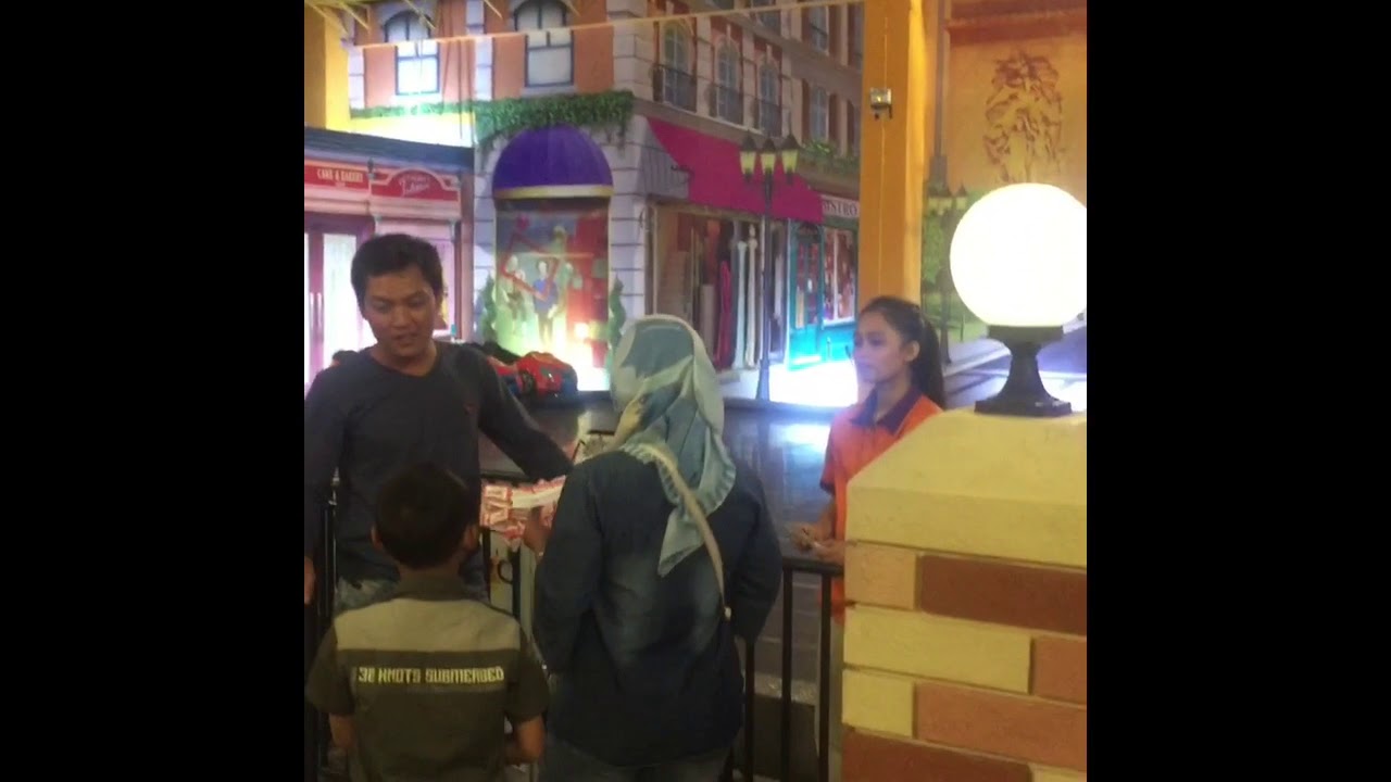 Rauf Omar Syafiq goes to Transmart - YouTube