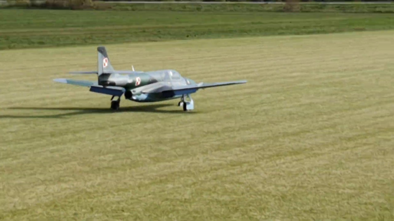TS-11 Iskra landing - YouTube