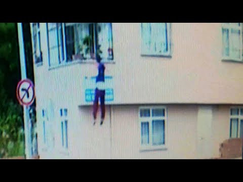 İki katlı evin çatısından böyle atladı