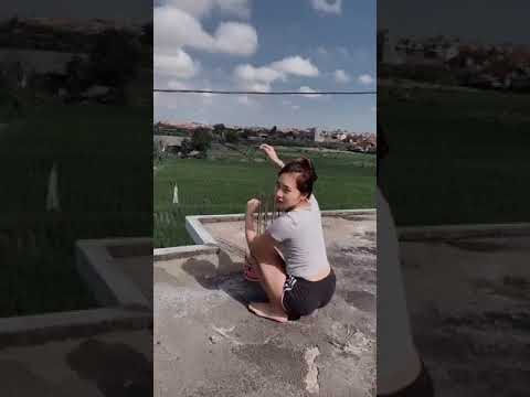 tante main layang layang