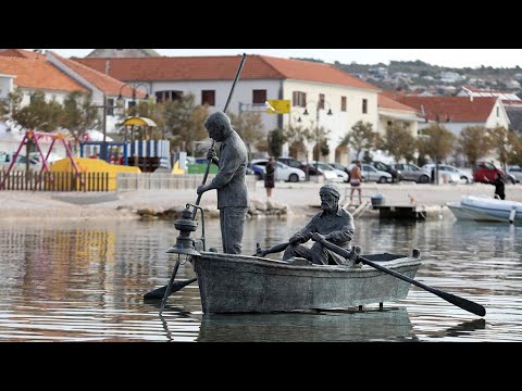 Primošten dobio spomenik koji prikazuje dva ribara u barci - YouTube