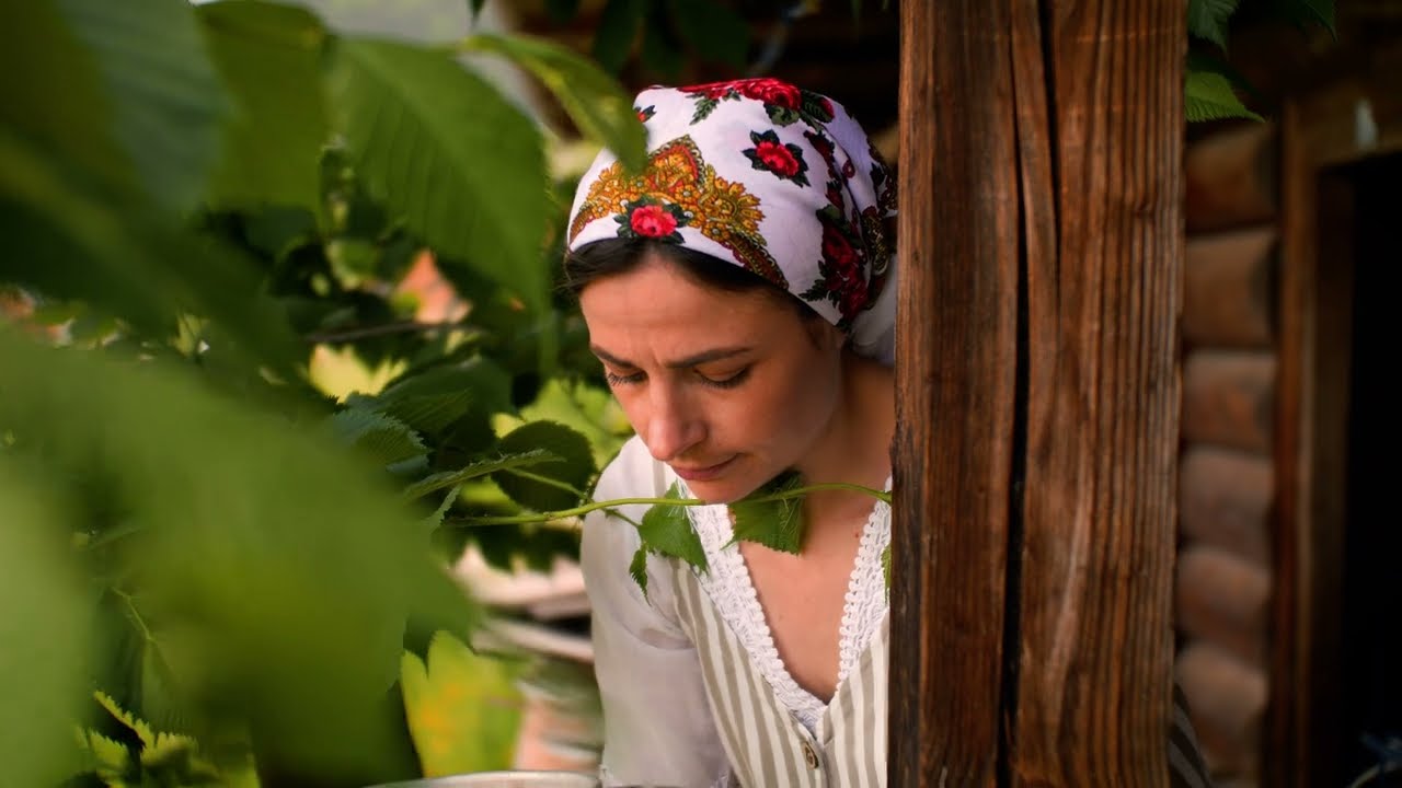 A WOMAN'S LIFE IN A REMOTE VILLAGE! Cooking dinner in a wood-burning ...
