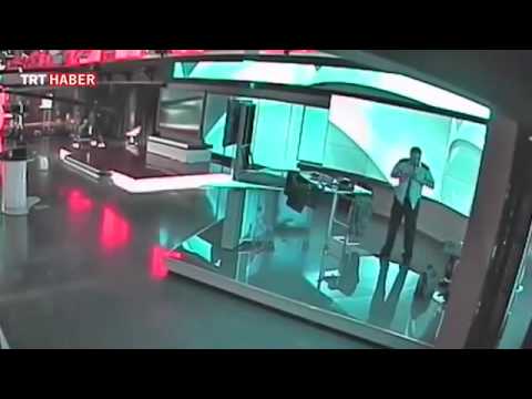 TRT'nin Basılma Anları ve FETÖcü Yarbayın Kıyafet Değişimi