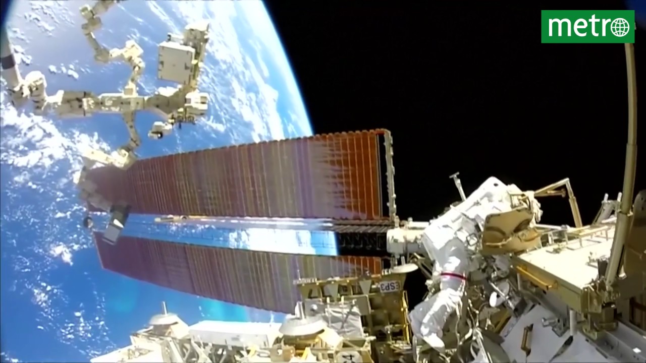 Astronauten maken ommetje in de ruimte - YouTube