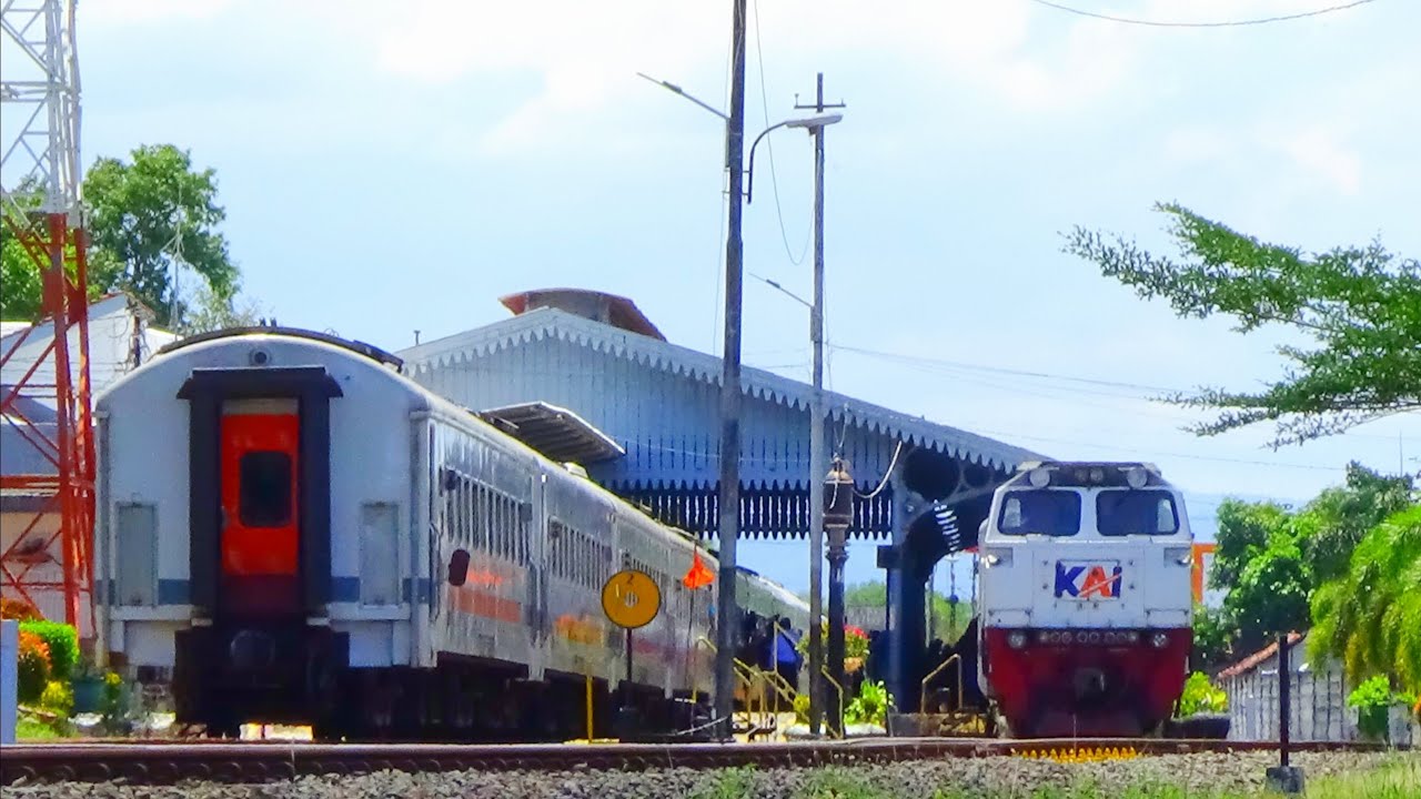KERETA API MATARMAJA BERSILANG DENGAN KA GAJAYANA TAMBAHAN DI STASIUN ...