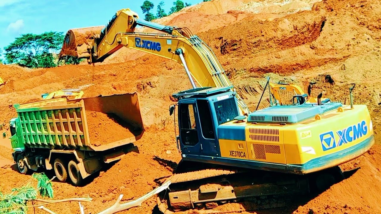 Beko excavator besar muat tanah OB nikel ke dump truk tronton Hino Fuso ...