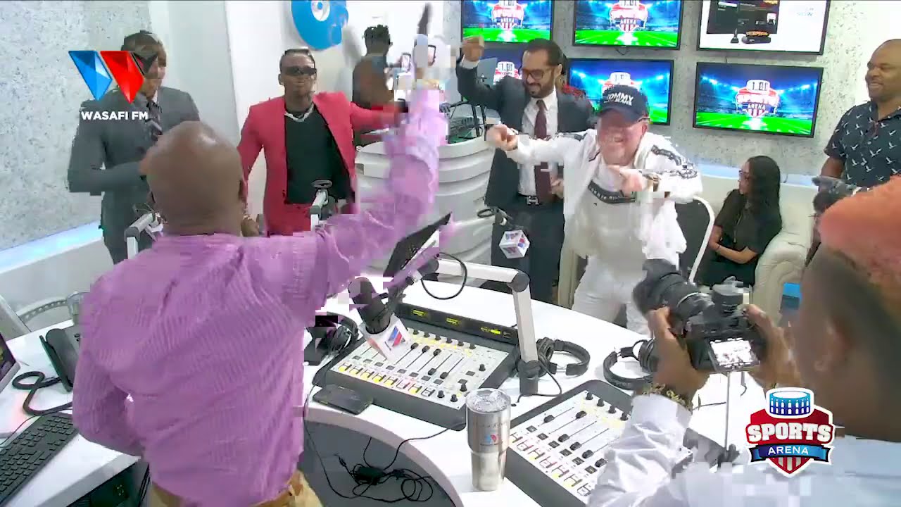 TAZAMA DIAMOND PLATNUMZ ALIVYOICHEZA NGOMA YA SIMBA NA MO DEWJI STUDIO ...