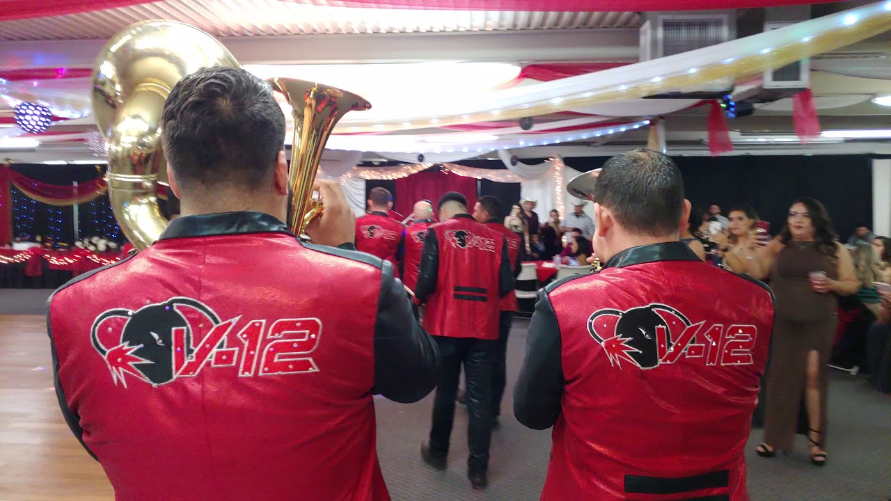 Banda Veinte12- Entrada con la Quinceañera - YouTube