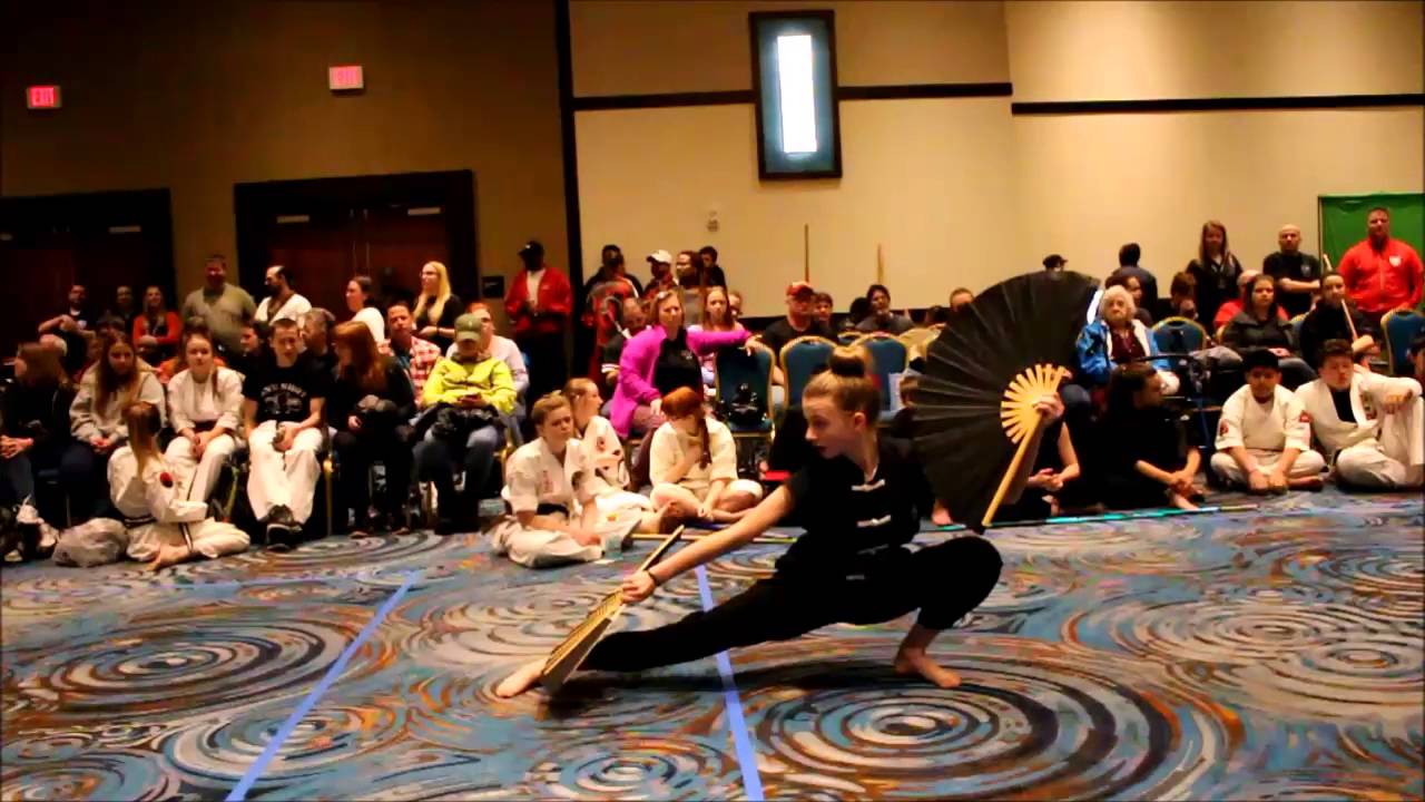 Kung fu Double fan form, Meg McCracken 2016 - YouTube