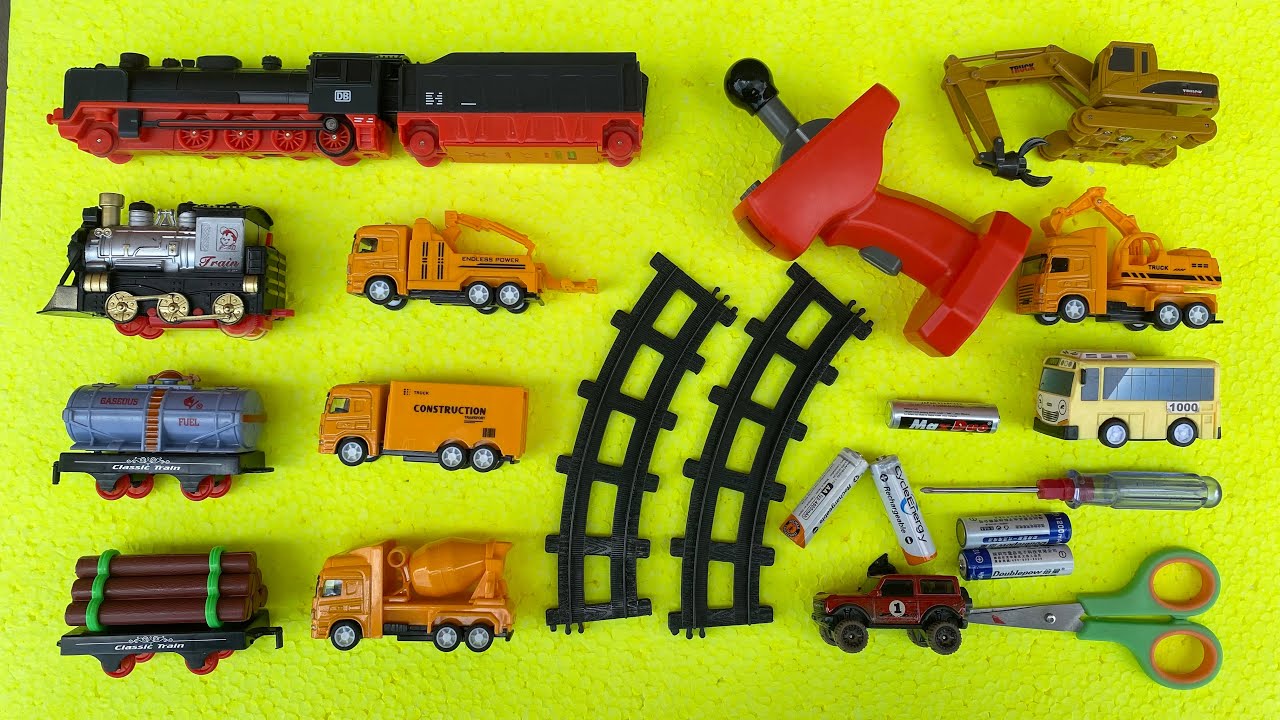 Unboxing 2 lokomotif mainan kereta api uap,classic train menabrak mobil ...