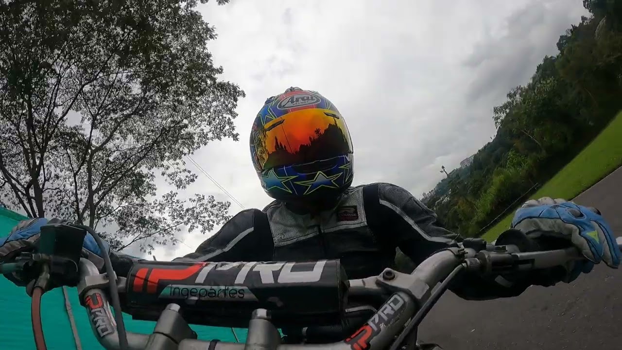 Ax100 racing entrenando en la pista de motovelocidad manizales - YouTube