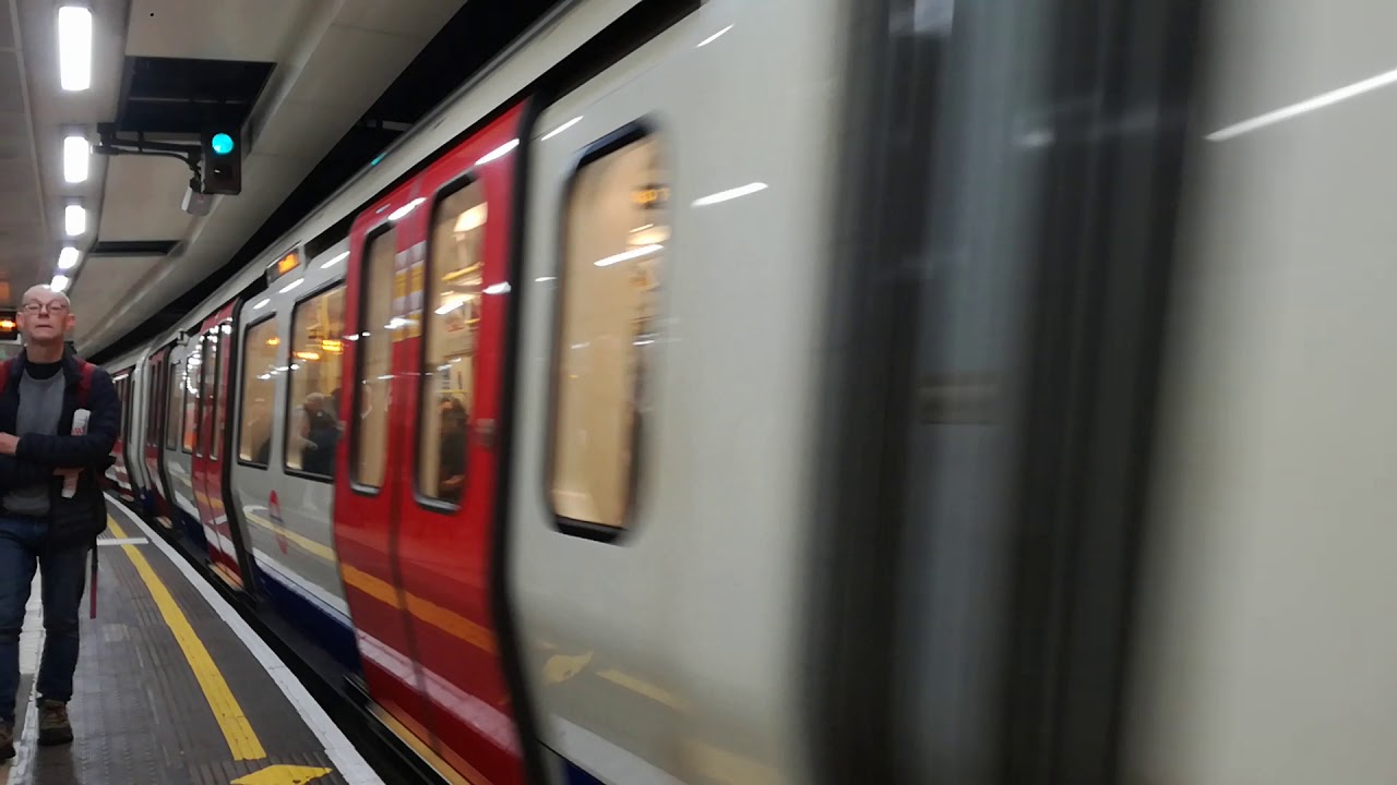 District Line Departs Victoria - YouTube