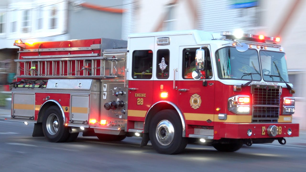 Philadelphia Fire Department Engine 28 Responding - YouTube