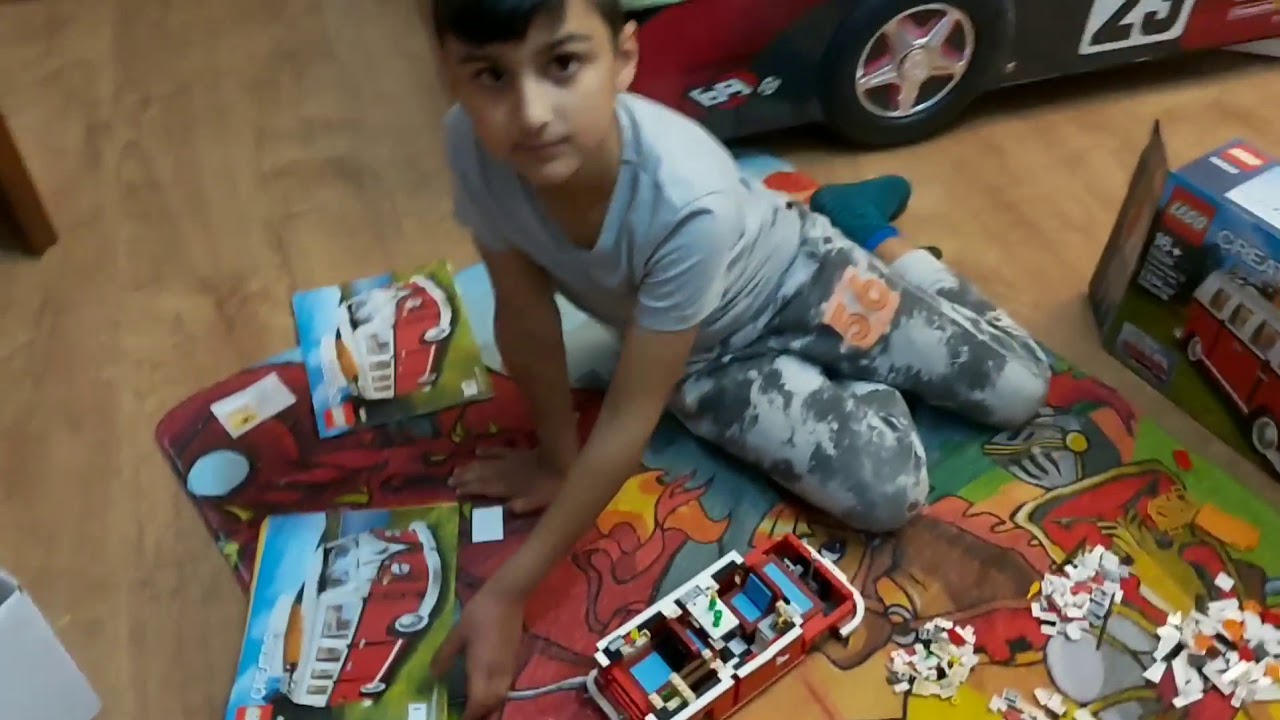 child 10 years old builds Lego creator 10220 ein kind baut lego 10220 ...