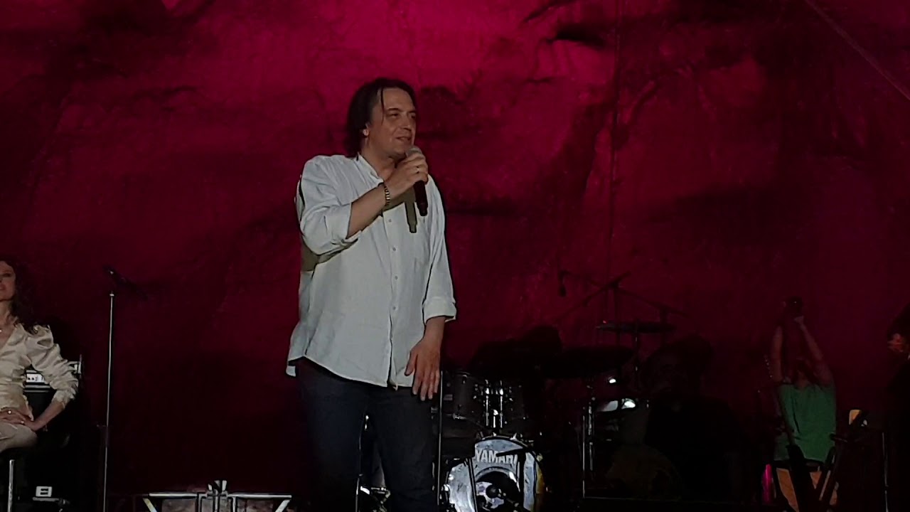 Γιάννης Κότσιρας - Στο τσιγαρο που κρατώ live στο Θέατρο Βράχων - YouTube