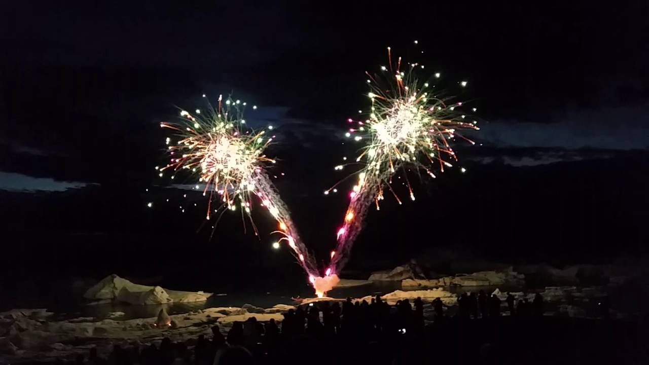 Flugeldar á Jökulsárlóninu 13.08.16 - YouTube